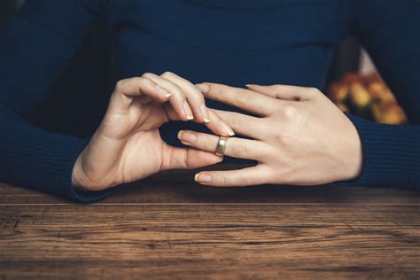 Как снять застрявшее кольцо с пальца: 5 лучших методов | Marie Claire ...