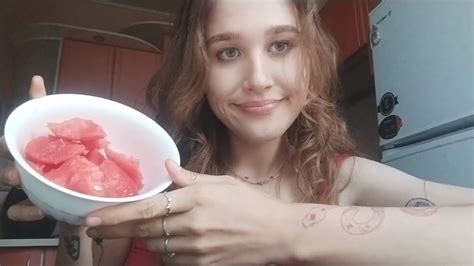 едим первый арбуз года с марией бэтмобиль и её собаками - YouTube