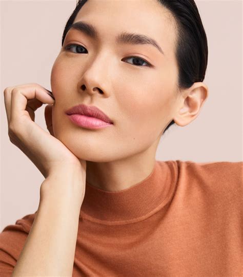 Купить помаду от Hermès проявляющую цвет