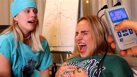 Männer & Frauen testen Geburt Schmerzen! (Baby-Simulator) - YouTube