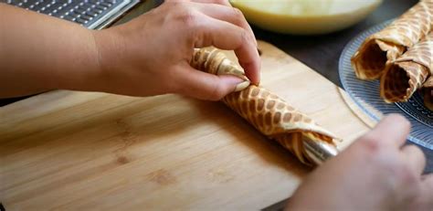 Вафельные трубочки со сгущенкой: пошаговый рецепт, как сделать, видео