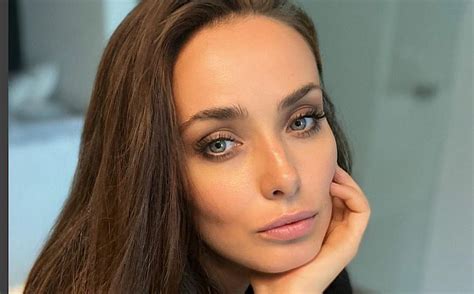 Ксенія Мішина показала стильний і незвичний для себе образ зі спідницею ...