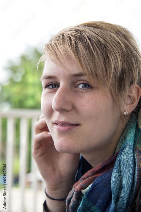 Mädchen mit Hand an der Wange Stock-Foto | Adobe Stock