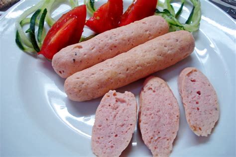 Домашние куриные сосиски в пищевой пленке – рецепт с фото