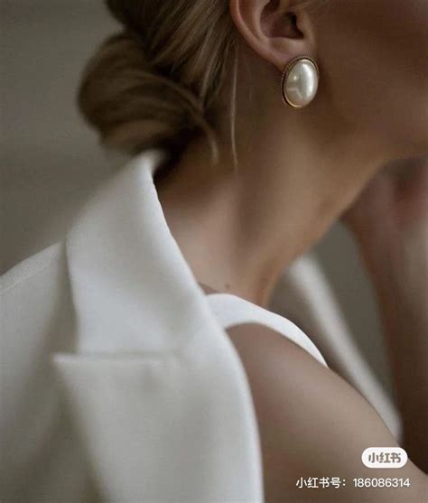 Pin by 翔 王 on 女性时尚 | Jewelry photography styling, Jewelry photoshoot ...