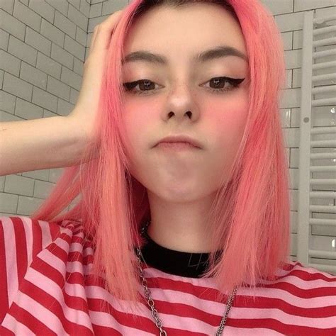 Дора 💋🍭 | Коротковолосые девушки, Красота девушек, Цветные прически