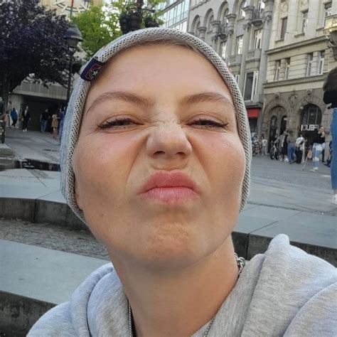 Человек , это в сущности животное, рассказывающее истории, а это значит ...
