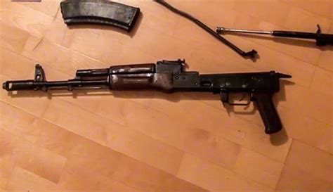 В Новой Москве неизвестный устроил стрельбу из автомата в "Связном"