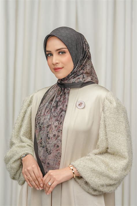 The Ederra 2.0 Square - Raisin – Buttonscarves