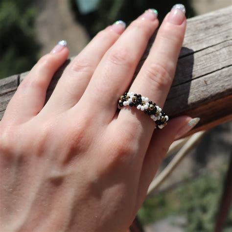Кольцо из бисера Ромашки 💍🌼🌼🌼 | Beaded rings, Bead work, Jewelry