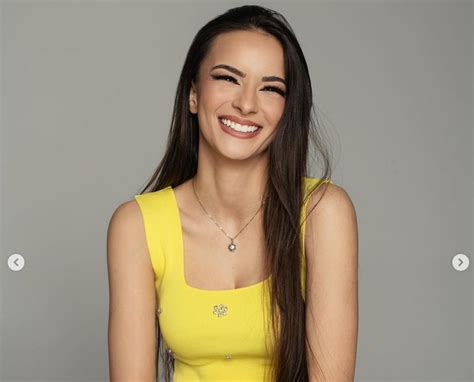 Изабел Овчарова- Изи е автор, влогър и откривател. Едва на 18