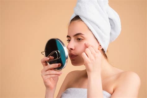 Пятна от прыщей на коже у женщины Кожа красивой молодой девушки ...