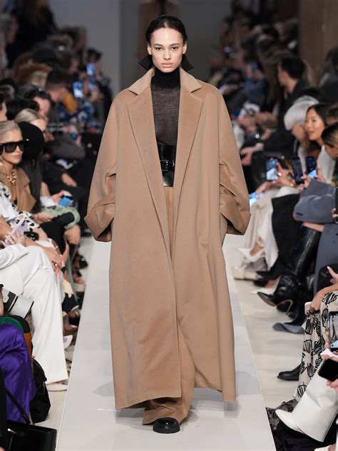 Max Mara sfilata autunno inverno 2023-2024: look, borse