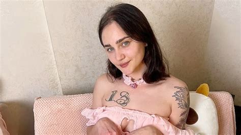 Yanks - Horny Girl Deep Throats and Fucks Her Pussy with Dildo | xHamster