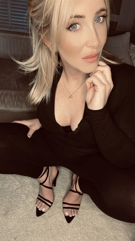 Get down & worship your GODDESS. You’re not allowed to cum until I tell you to 💦 : r/dommes