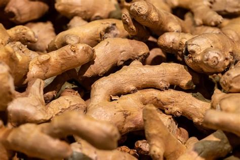 Корень имбиря на фоне продуктов питания супермаркета крупным планом ...