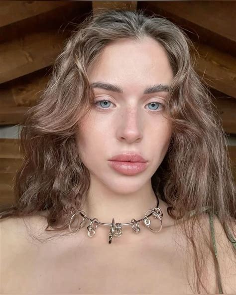 Adel Veigel in 2024 | Adel, Instagram photo inspiration, Style