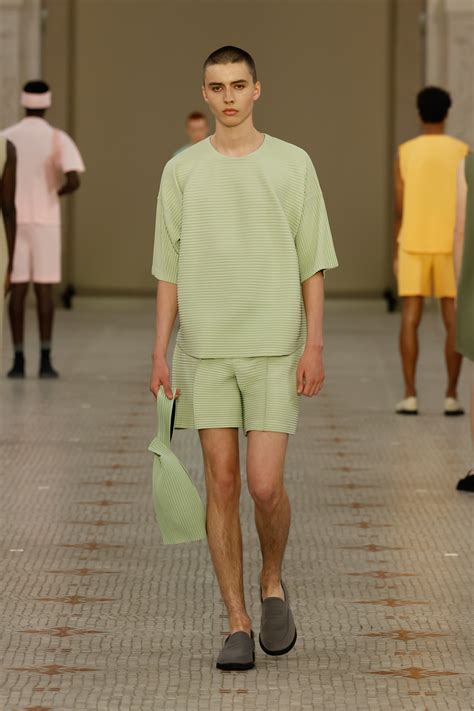 HOMME PLISSÉ ISSEY MIYAKE 2024年春夏コレクション | パリ | 画像36枚 - FASHIONSNAP