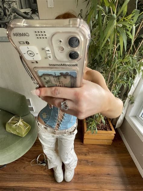For cool girls only 🕸🌱 🖤 | Photography poses, Instagram inspo ...