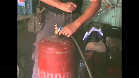 перелив газа из большого в малый баллон - YouTube