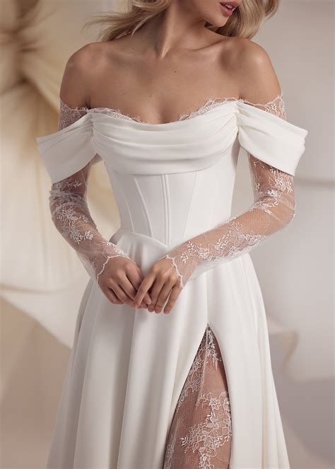 Lacing wedding dress «Baccara» with slit | WONA