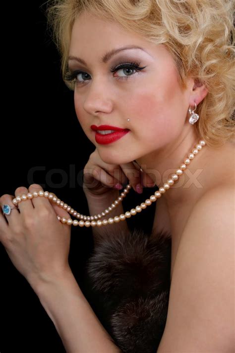 Blondie Frau mit Perlenkette in der Hand | Stock Bild | Colourbox