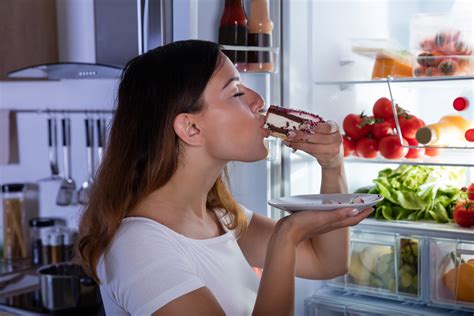 Признаки эмоционального переедания и 7 способов избавиться от этой привычки