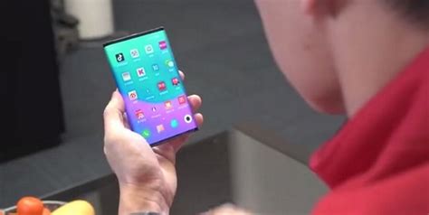 Xiaomi показала складной смартфон