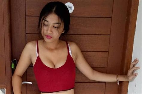 Sri Ayu Tarisa - Selebgram Cantik yang Pakai Kebaya dan Sarung Batik Seksi - Dzargon