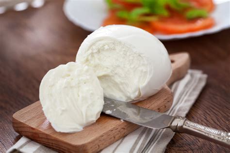 Моцарелла (Mozzarella) — состав, калорийность сыра, польза, вред, вино ...