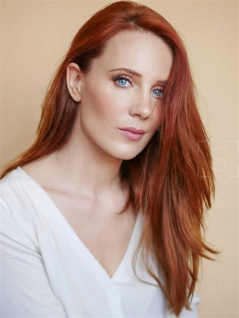 Simone Simons wurde am 17. Januar 1985 um 21 Uhr in Hoensbroek geboren ...