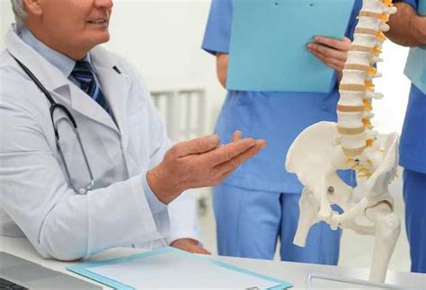 Как выбрать специалиста для лечения остеопороза костей и позвоночника