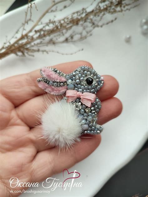 Брошь Зайчик | Beaded brooch, Beads and wire, Bead art