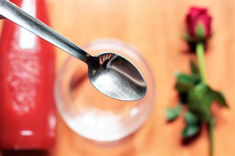 Как использовать розовую воду для красивой кожи