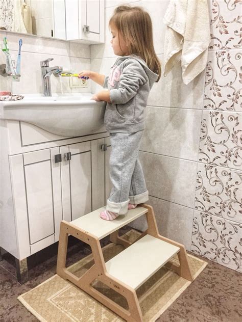 Табуретка для детей в ванную - фото