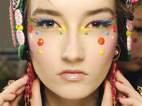 How to: Pop-Colors - Experten-Tipps zum Beauty-Trend