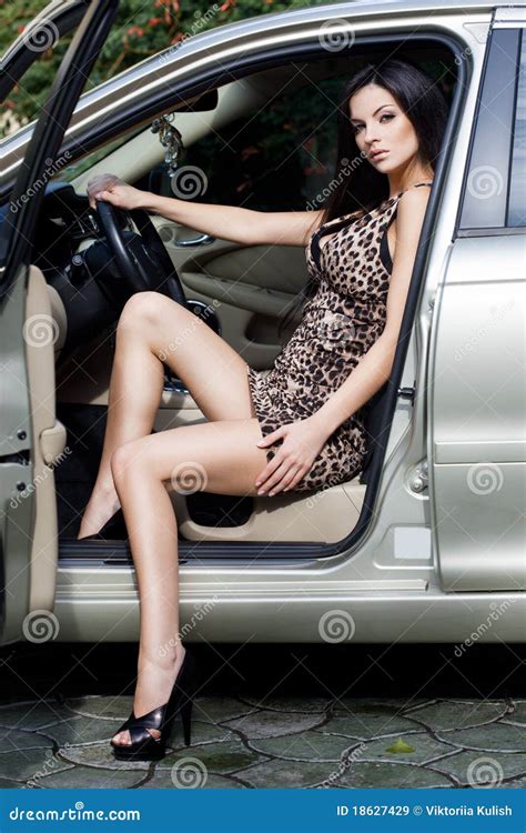 Donna all'automobile immagine stock. Immagine di estetica - 18627429