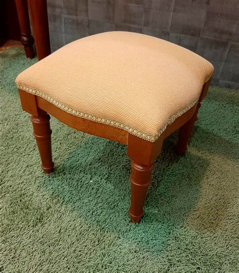 Escabel clásico Adrián en Ámbar Muebles