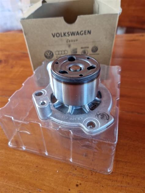 Volkswagen VW vodena pumpa 04L121011EX