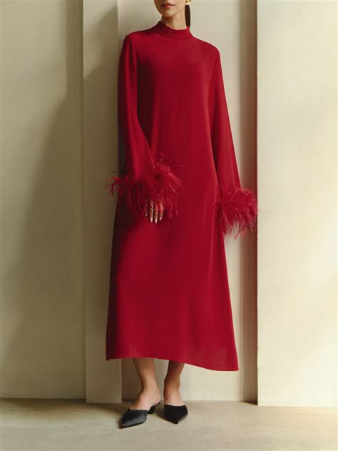 Прямое платье миди с перьями на манжетах :: LICHI - Online fashion store