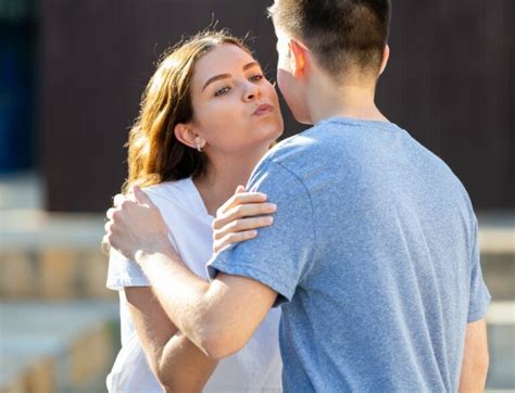 Air Kissing Etiquette When To Air Kiss - vrogue.co