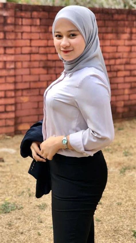 Pin by AriA on Menonjol..... | Beautiful hijab, Girl hijab, Arab girls hijab