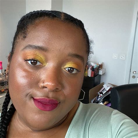 These Kaima Cosmetics Eyeshadow Flakes Have Gone Viral | Who What Wear