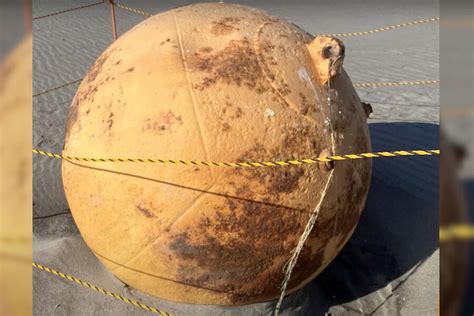Загадочный железный шар выбросило на пляж в японском городе Хамамацу ...
