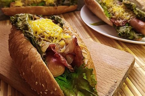 Хот-дог с беконом, листьями салата, сосиской, горчицей и сыром, рецепт ...