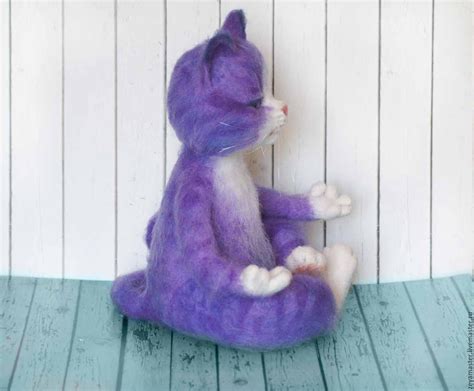 Медитирующий фиолетовый кот. Интерьерная игрушка из шерсти – купить в ...