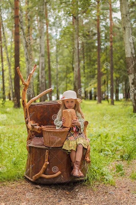 Mädchen Im Hut Und in Kleid Rustikal Und Stiefel, Die Im Wald Auf Einem Baumstumpf Mit Einem ...