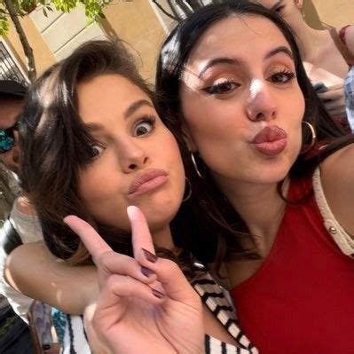 Selena Gomez meeting fans in Italy 🇮🇹 (07/10) | Selena gomez, Selena, Marie gomez