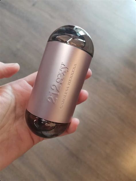 Купить духи Carolina Herrera 212 Sexy — женская парфюмерная вода и ...