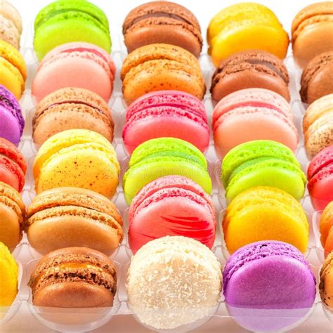 Традиционные французские красочные Macarons в коробке Стоковое ...